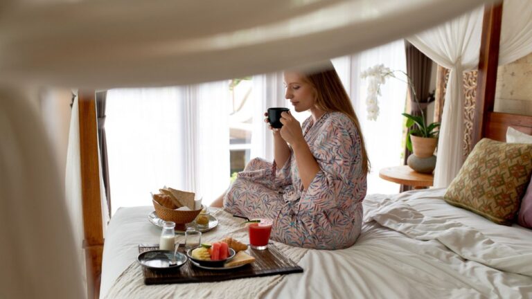 15 Ways to Eat Cheaply While Traveling