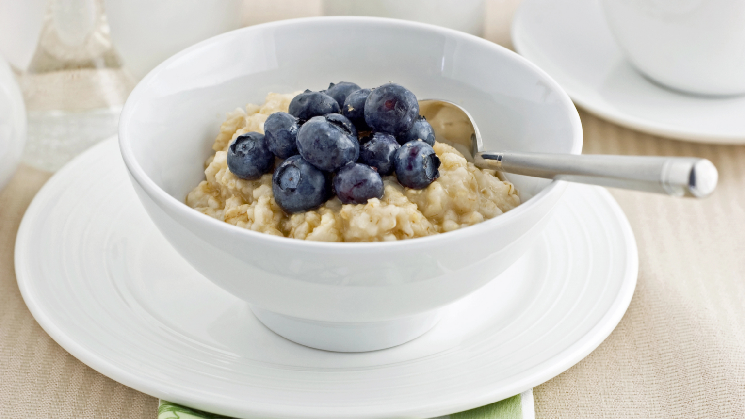 15 Ways to Eat Cheaply While Traveling