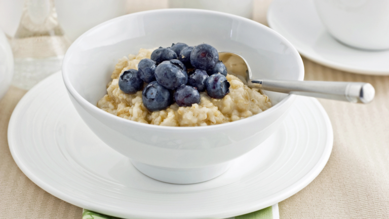 15 Ways to Eat Cheaply While Traveling