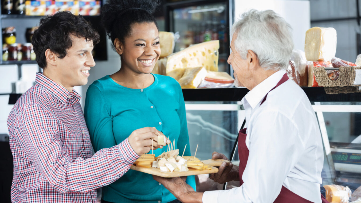 15 Ways to Eat Cheaply While Traveling